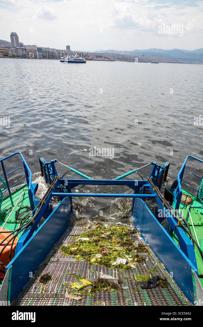 Worker cleaning dock hi-res stock photography and images - Alamy