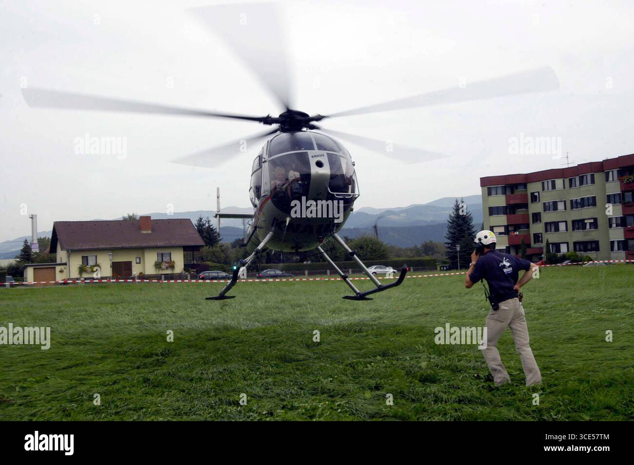 the outlanding with a helicopter, the landing outside an airfield ...