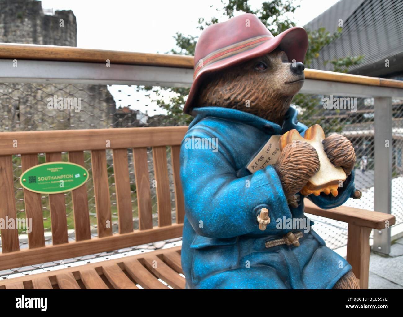 Paddington Bear Bench Statue Southampton Stock Photo - Alamy