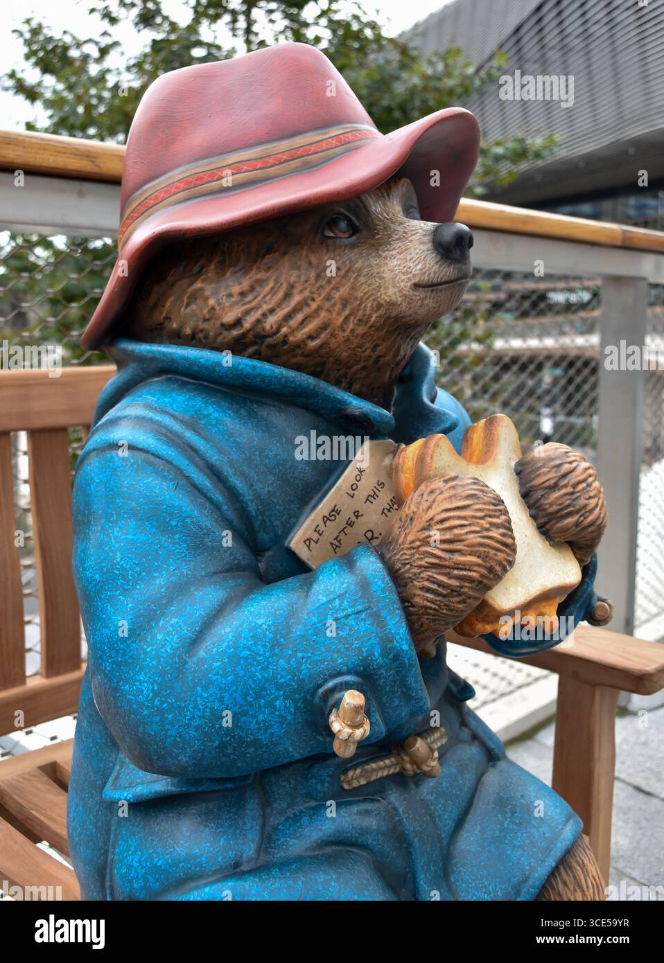 Paddington Bear Bench Statue Southampton Stock Photo - Alamy