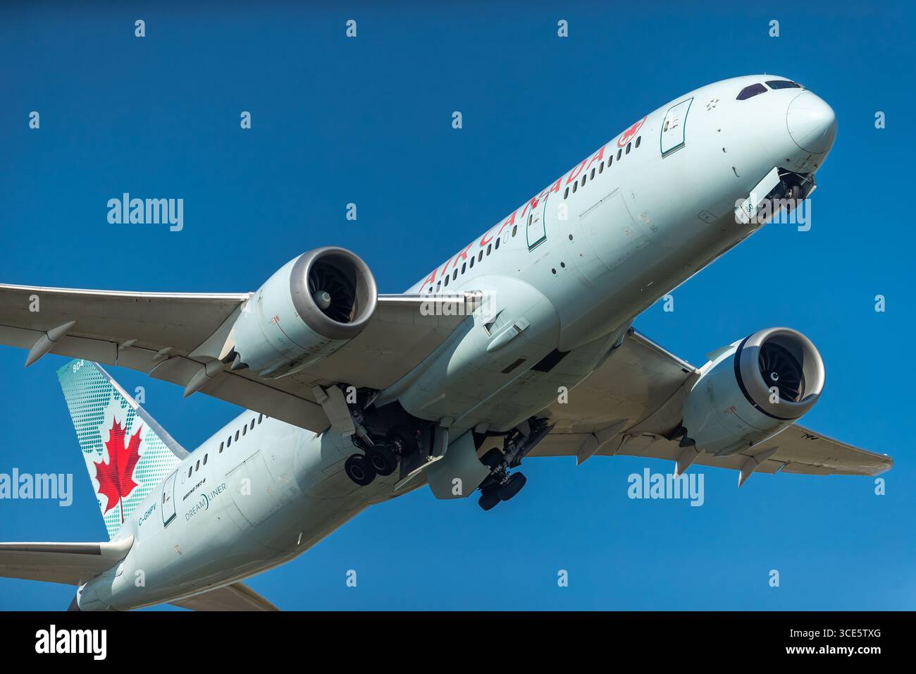 An Air Canada Boeing 787-8 "Dreamliner" takes off from Toronto Pearson ...