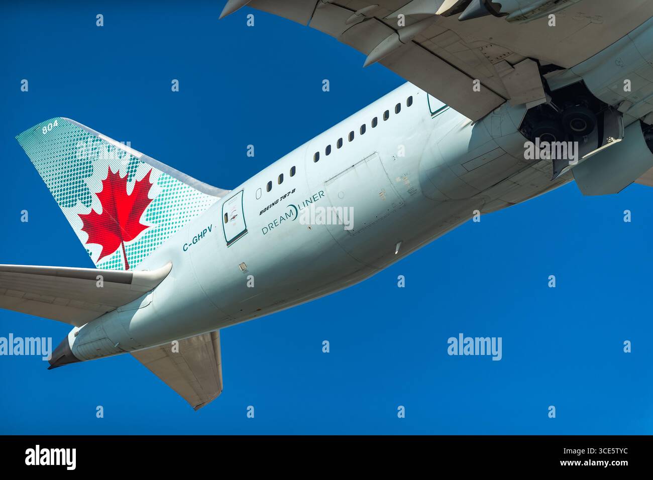 An Air Canada Boeing 787-8 "Dreamliner" takes off from Toronto Pearson ...