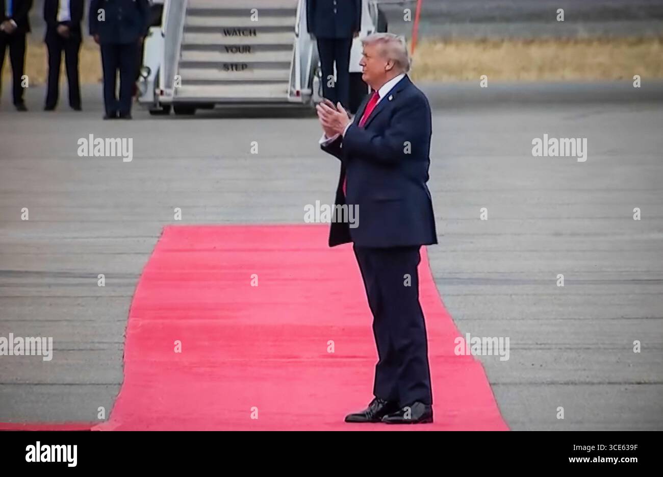 President Trump on red carpet warmly welcomes President Putin in Alaska ...