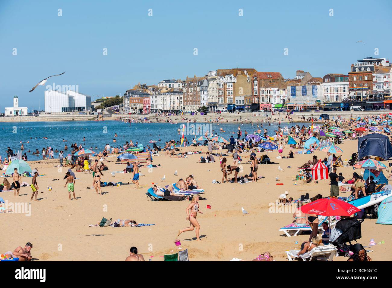 Margate, UK. 15th Aug, 2025. Beachgoers enjoy the beautiful sunny day ...