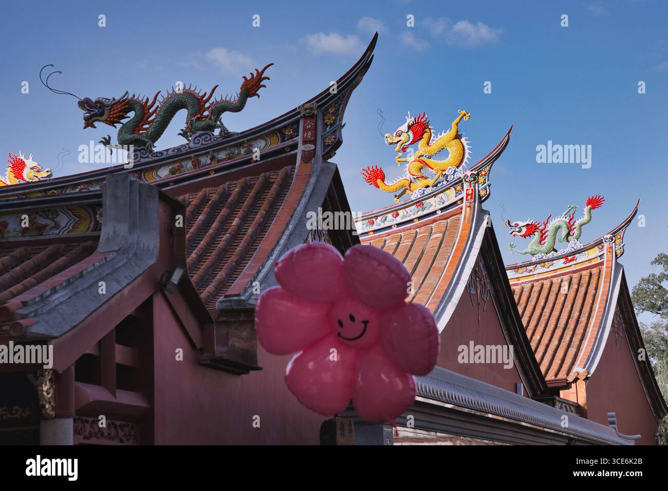 Traditional Chinese temple rooftop decorations featuring dragons and ...