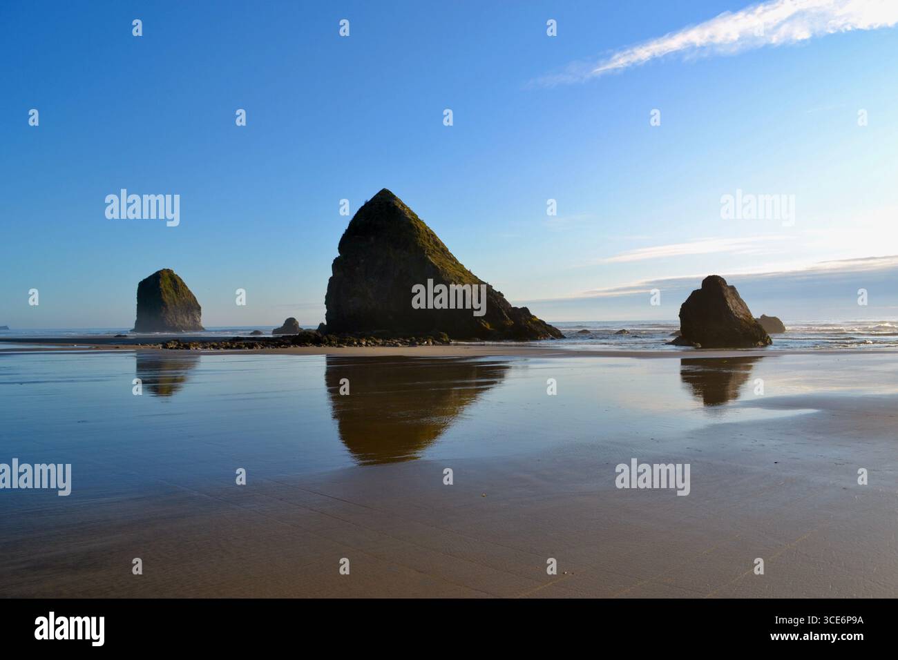 Stunning Sea Stacks on Cannon Beach, Oregon Stock Photo - Alamy