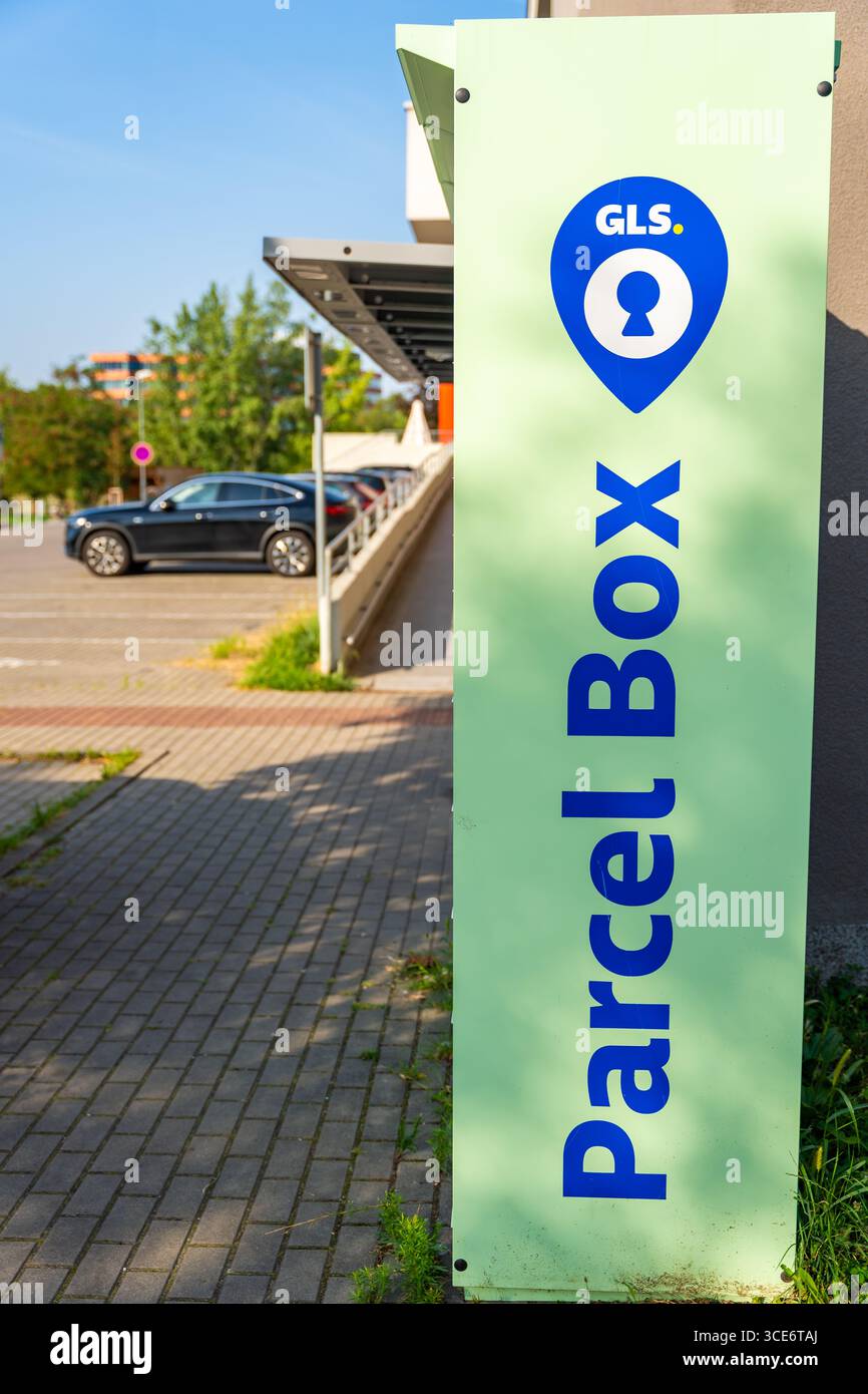 Gls parcel locker service hi-res stock photography and images - Alamy