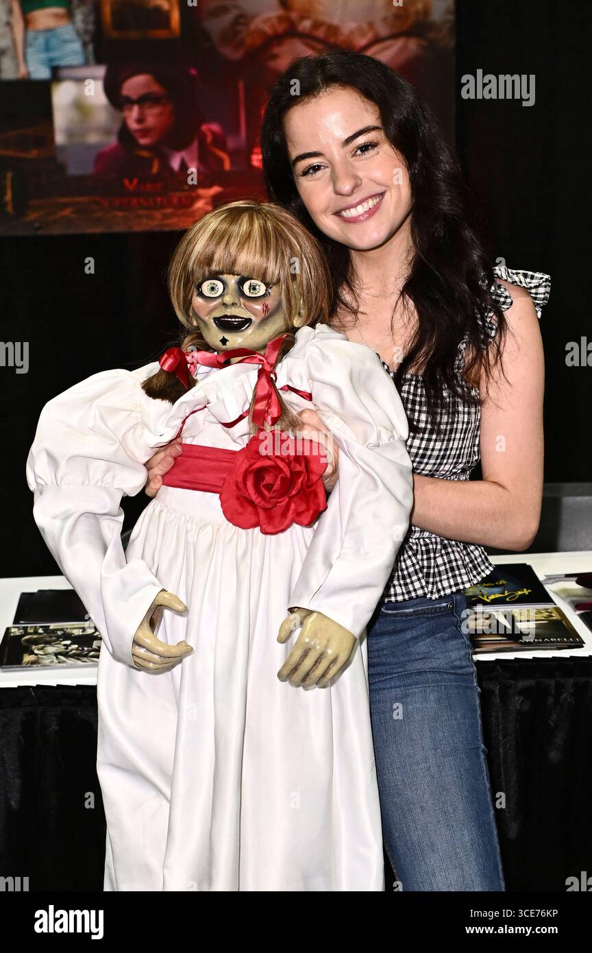 Katie Sarife auf der Midsummer Scream - Halloween & Horror Convention ...
