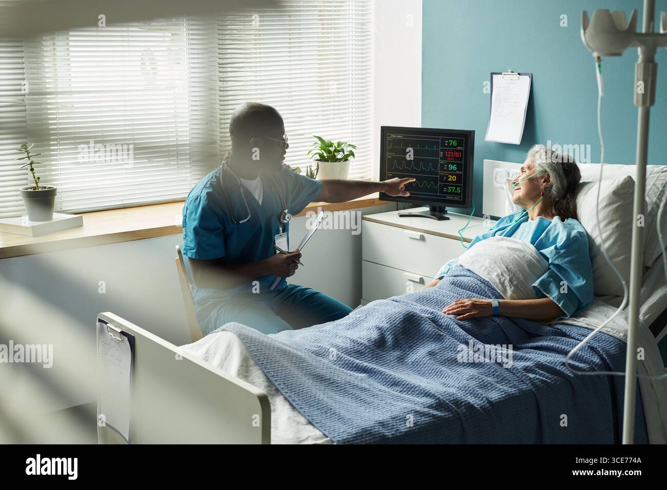 African man explaining elderly hi-res stock photography and images - Alamy