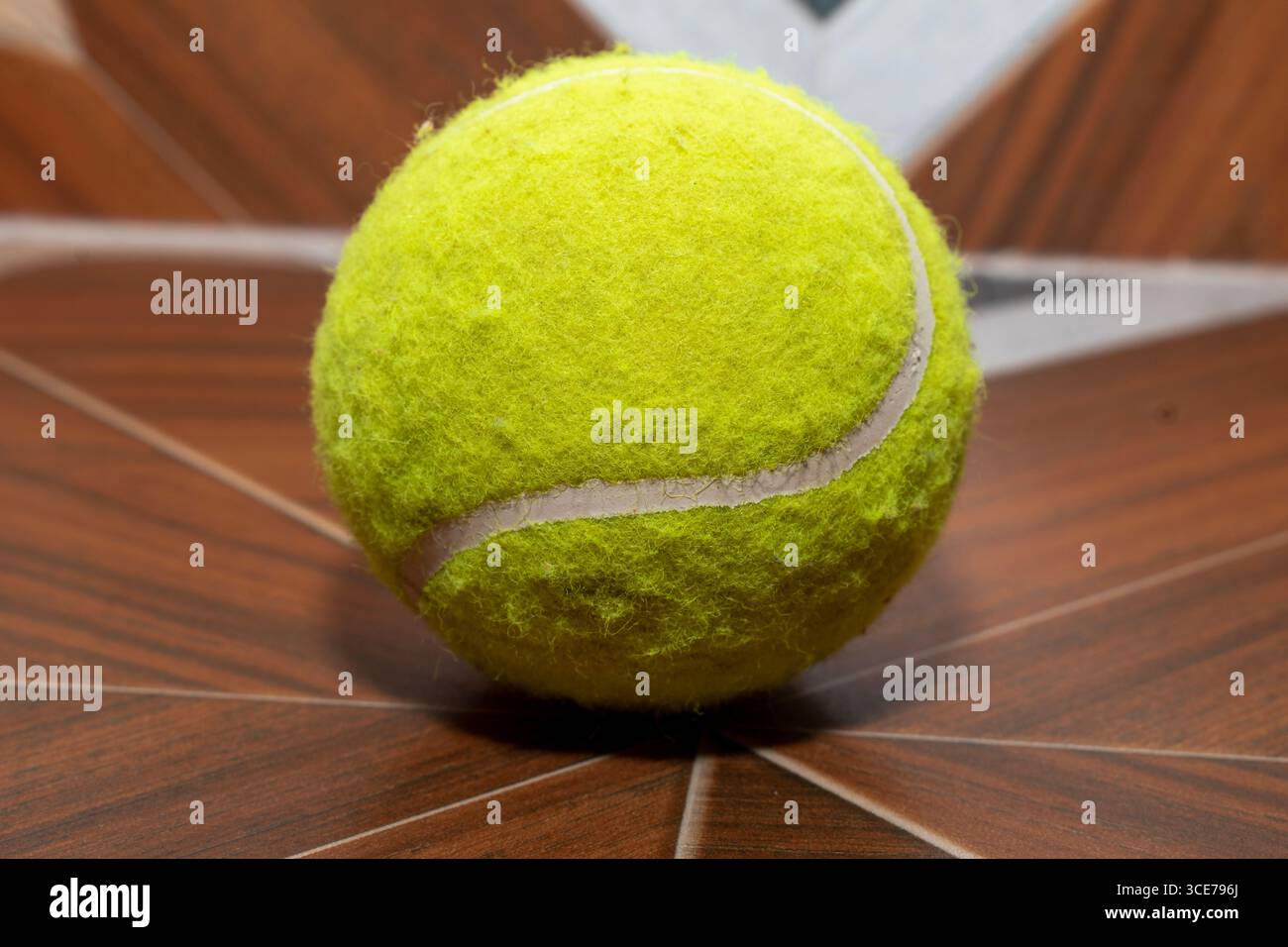 Yellow table tennis ball hi-res stock photography and images - Alamy