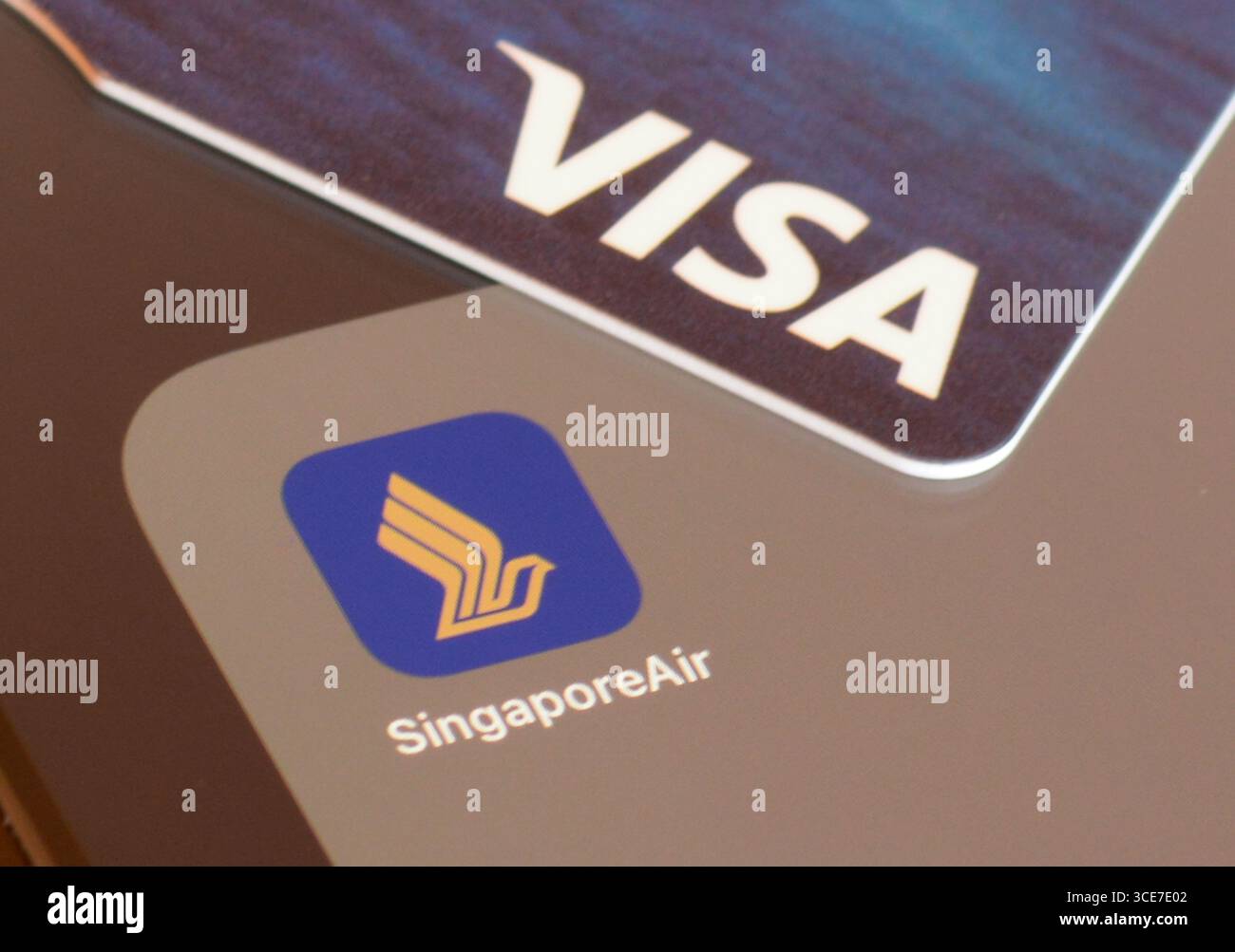 Singapore air flights app on smartphone screen with visa card hi-res stock photography and ...