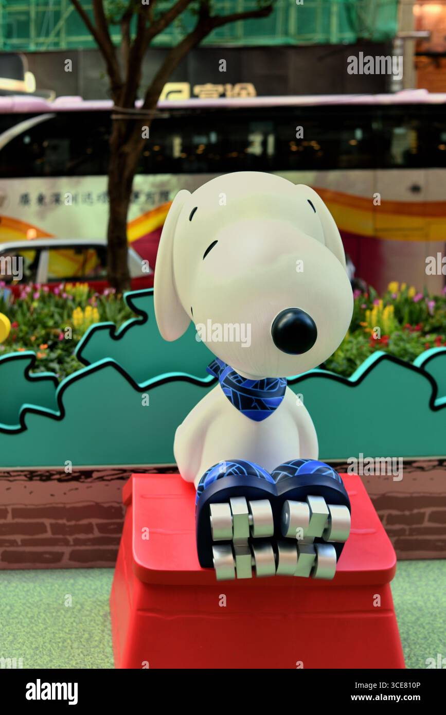 Snoopy on roller skates Stock Photo - Alamy