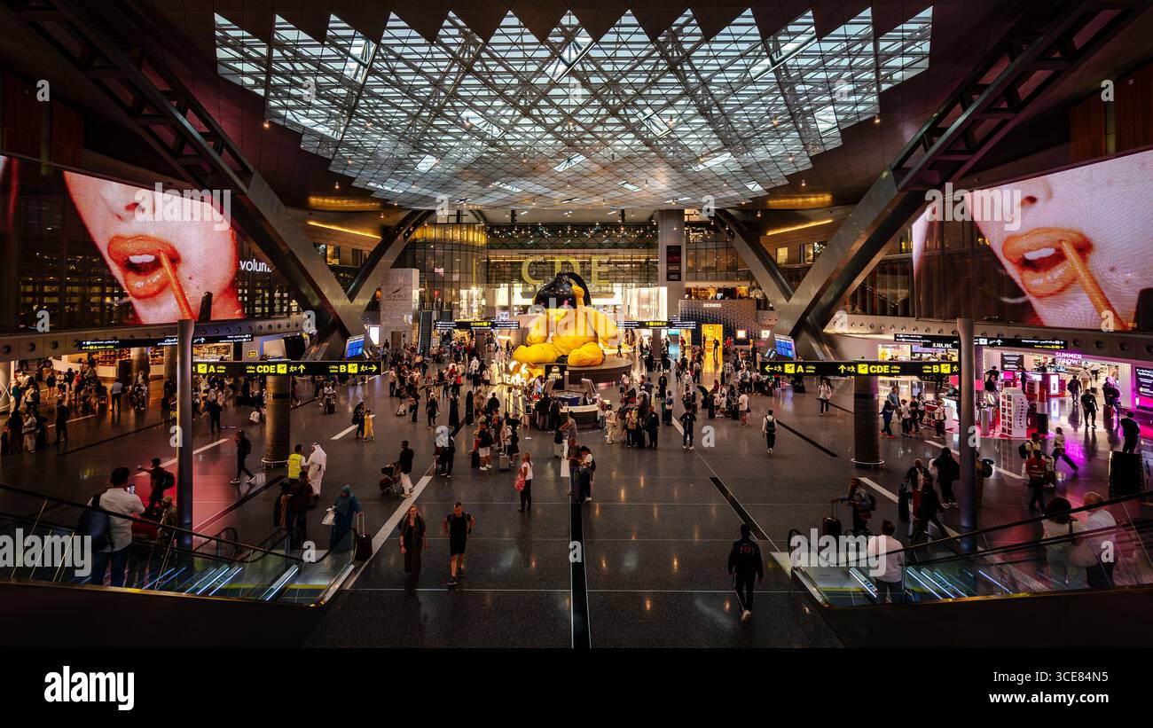 Qatar hamad international airport hi-res stock photography and images ...