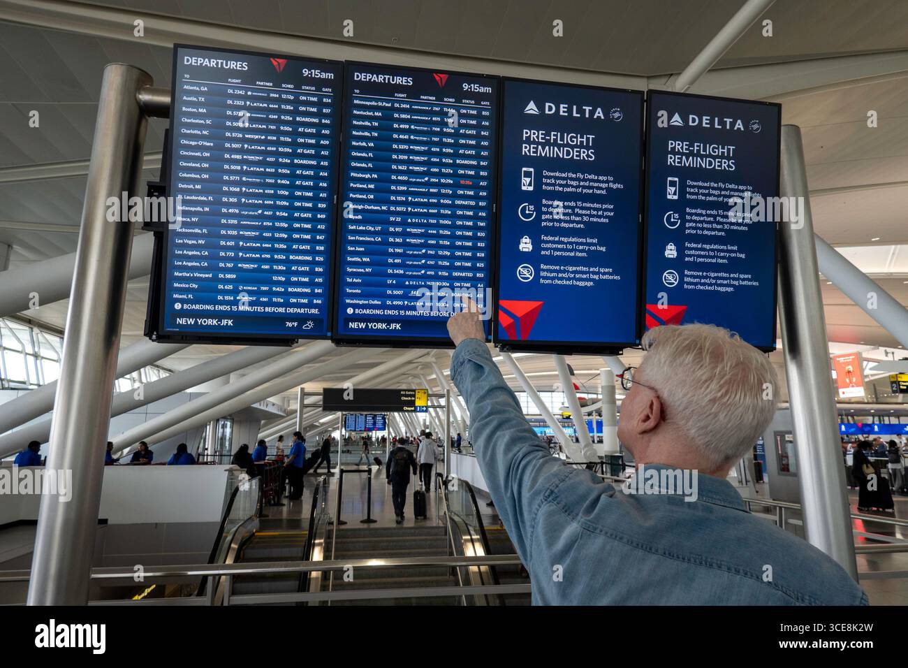 Travelers board united airlines hi-res stock photography and images - Alamy