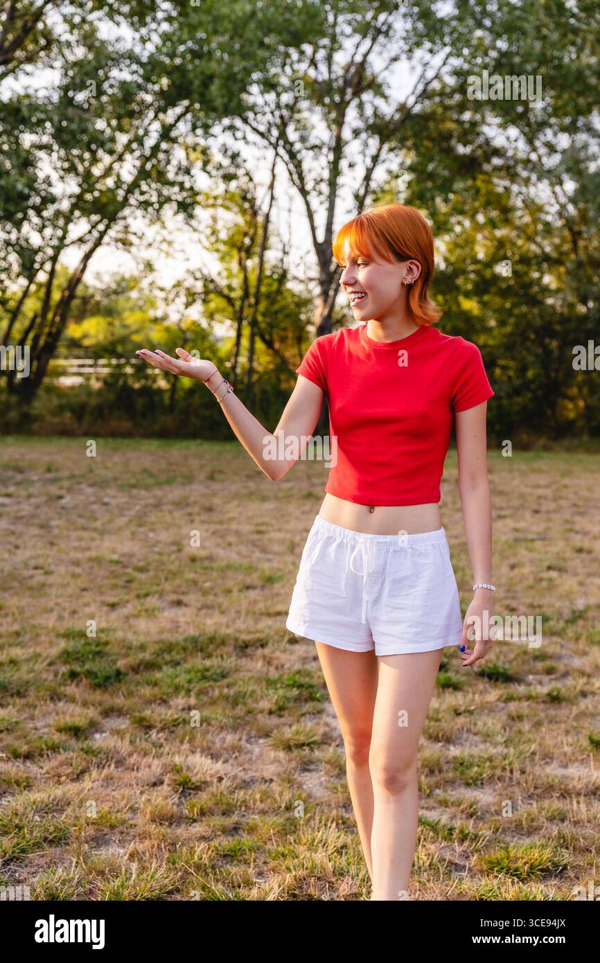 Showing something in hand hi-res stock photography and images - Alamy