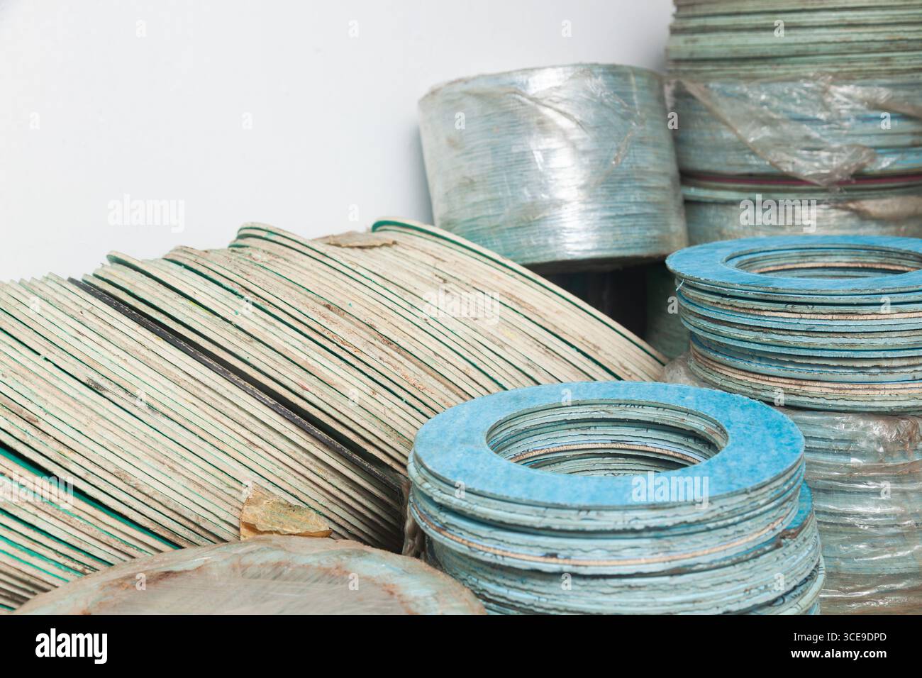 Paronite gaskets for flange connections of pipes of various sizes Stock ...