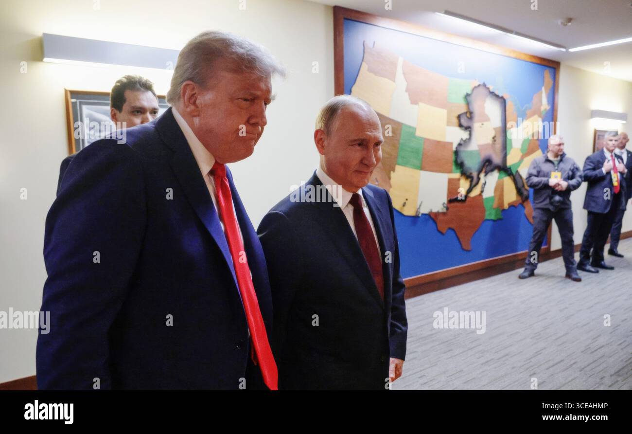 Donald trump side profile hi-res stock photography and images - Alamy