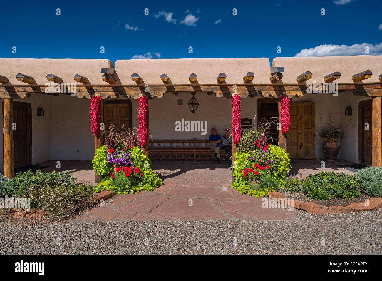 Zaplin lampert gallery on canyon road hi-res stock photography and ...