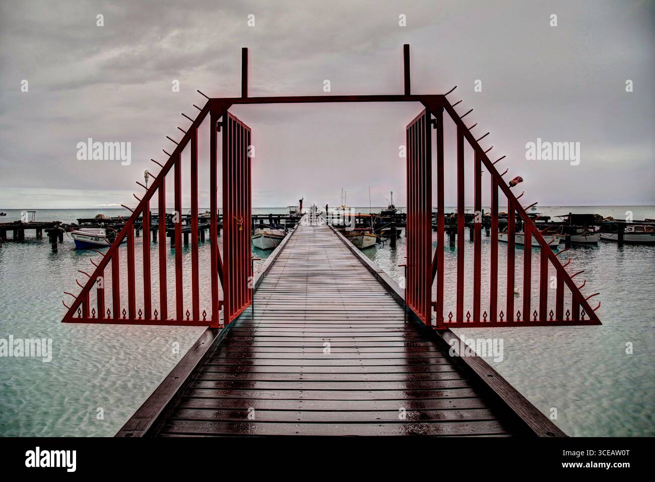 Piers docks fishing boats hi-res stock photography and images - Alamy
