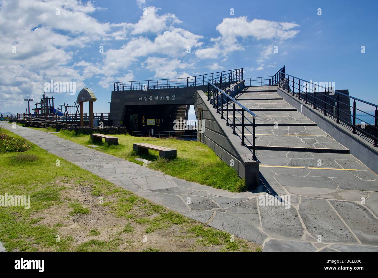 Observation deck rooftop walkway hi-res stock photography and images ...