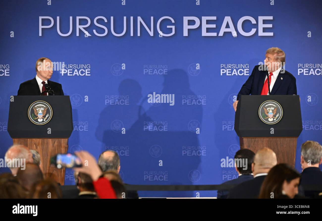 Donald trump listens translator hi-res stock photography and images - Alamy