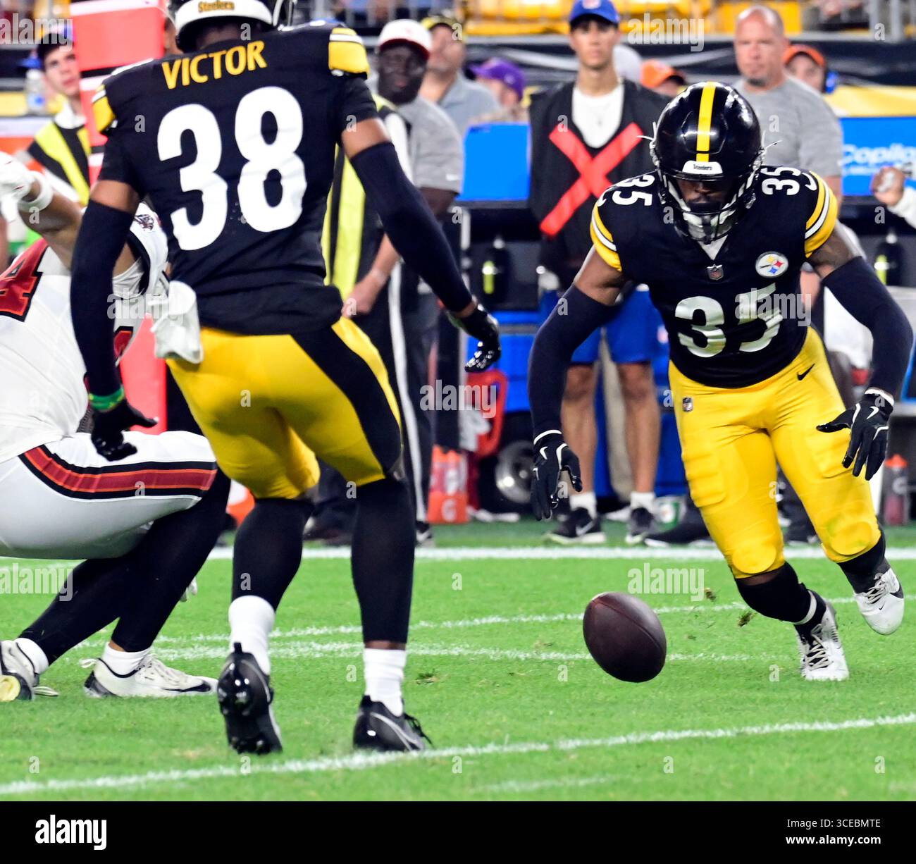Pittsburgh Steelers safety Quindell Johnson (35) recovers the fumble of ...