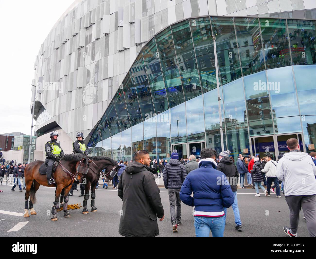 Soccer football spurs crowd mounted police horse horses hi-res stock ...