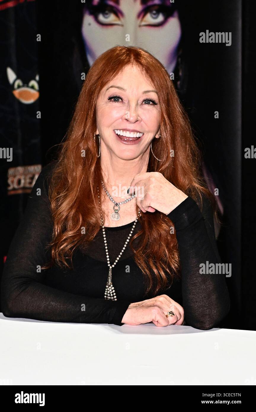 Cassandra Peterson / Elvira auf der Midsummer Scream - Halloween ...