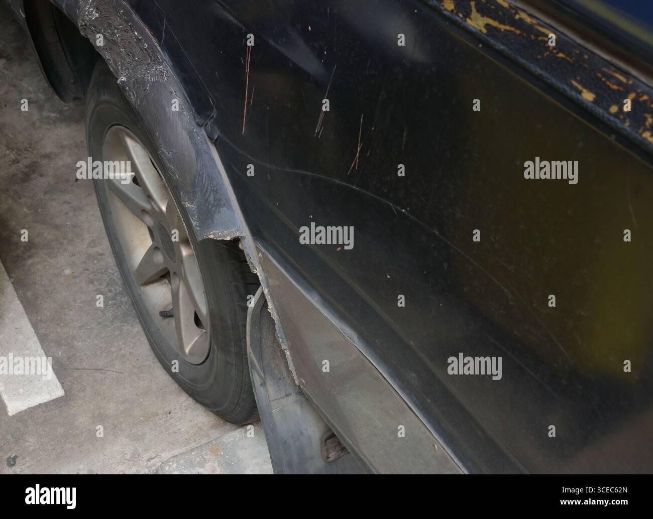 Close-up damaged fender of an old car at parking lot Stock Photo - Alamy