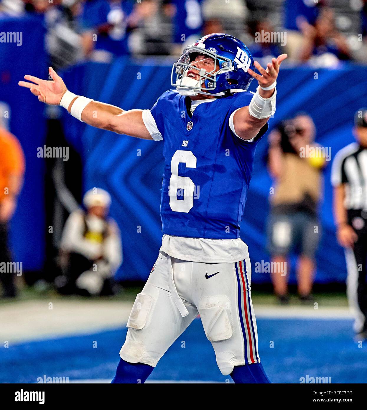 New York Giants quarterback Jaxson Dart (6) lreacts after scoring a ...