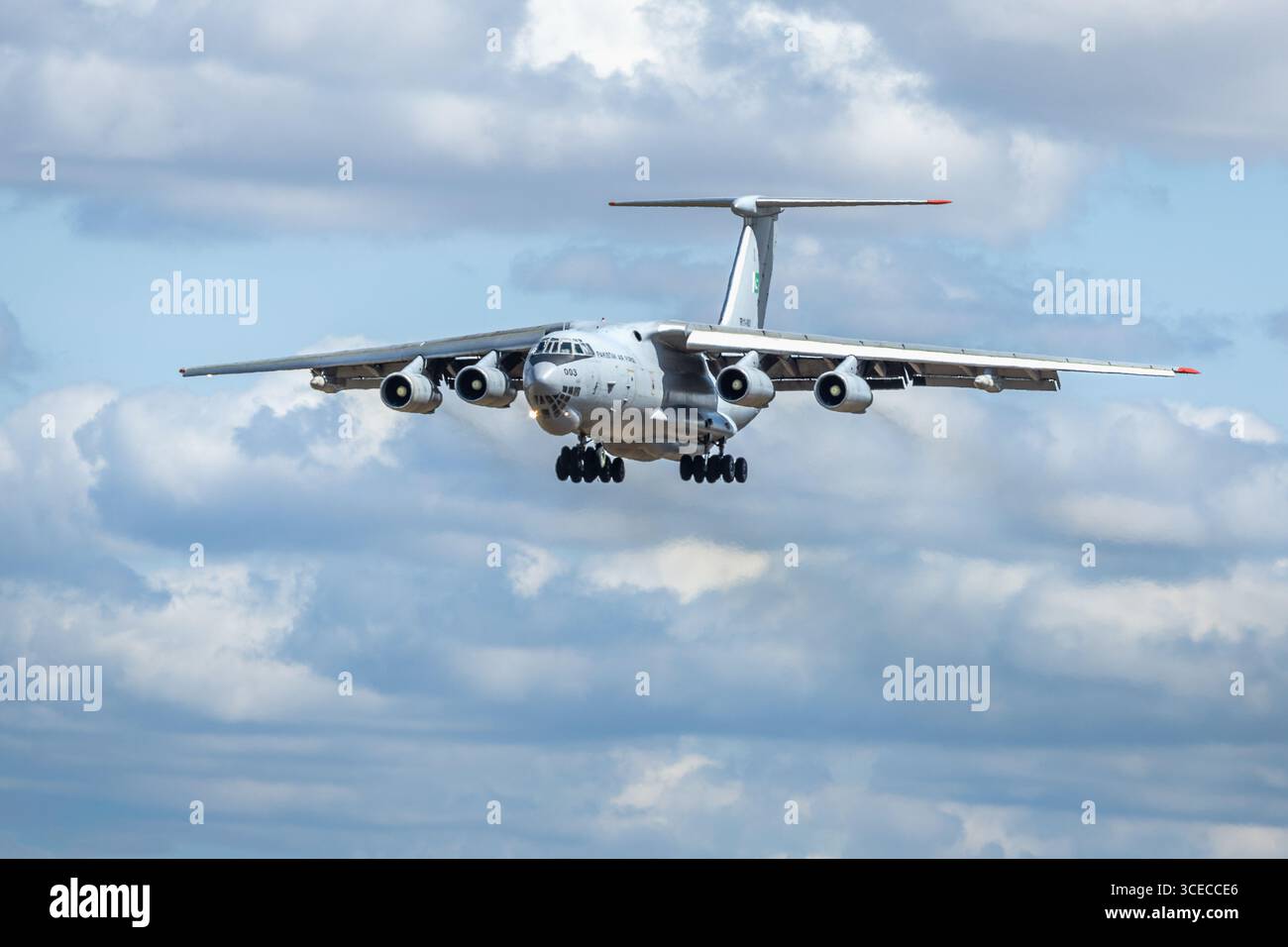 Pakistan Air Force - Ilyushin Il-78 Aerial Refuelling tanker arriving ...