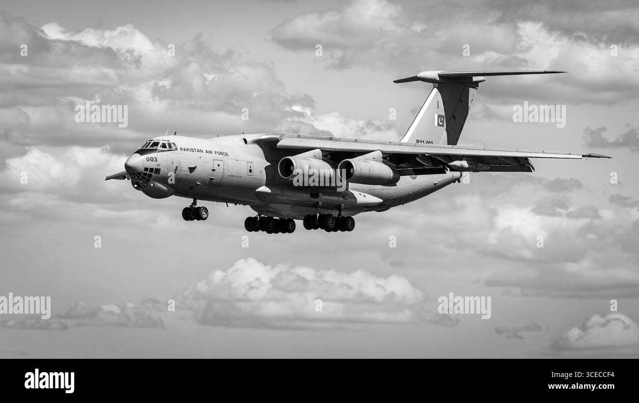 Pakistan Air Force - Ilyushin Il-78 Aerial Refuelling tanker arriving ...