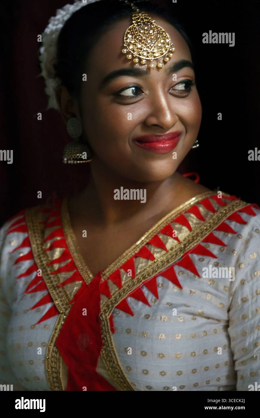 Local woman in traditional clothes in Kandy, Sri Lanka Stock Photo - Alamy
