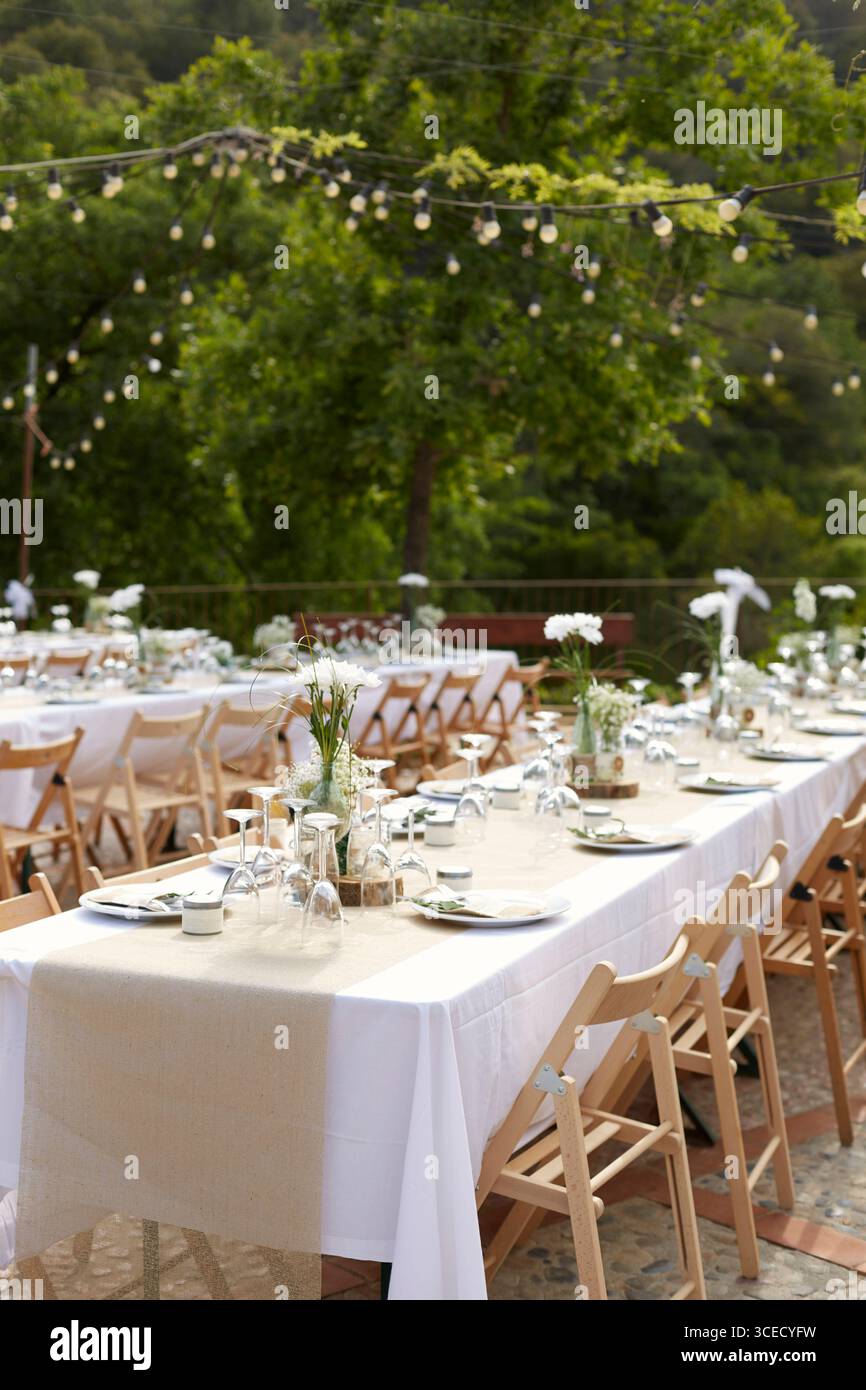 Elegantly set outdoor wedding hi-res stock photography and images - Alamy