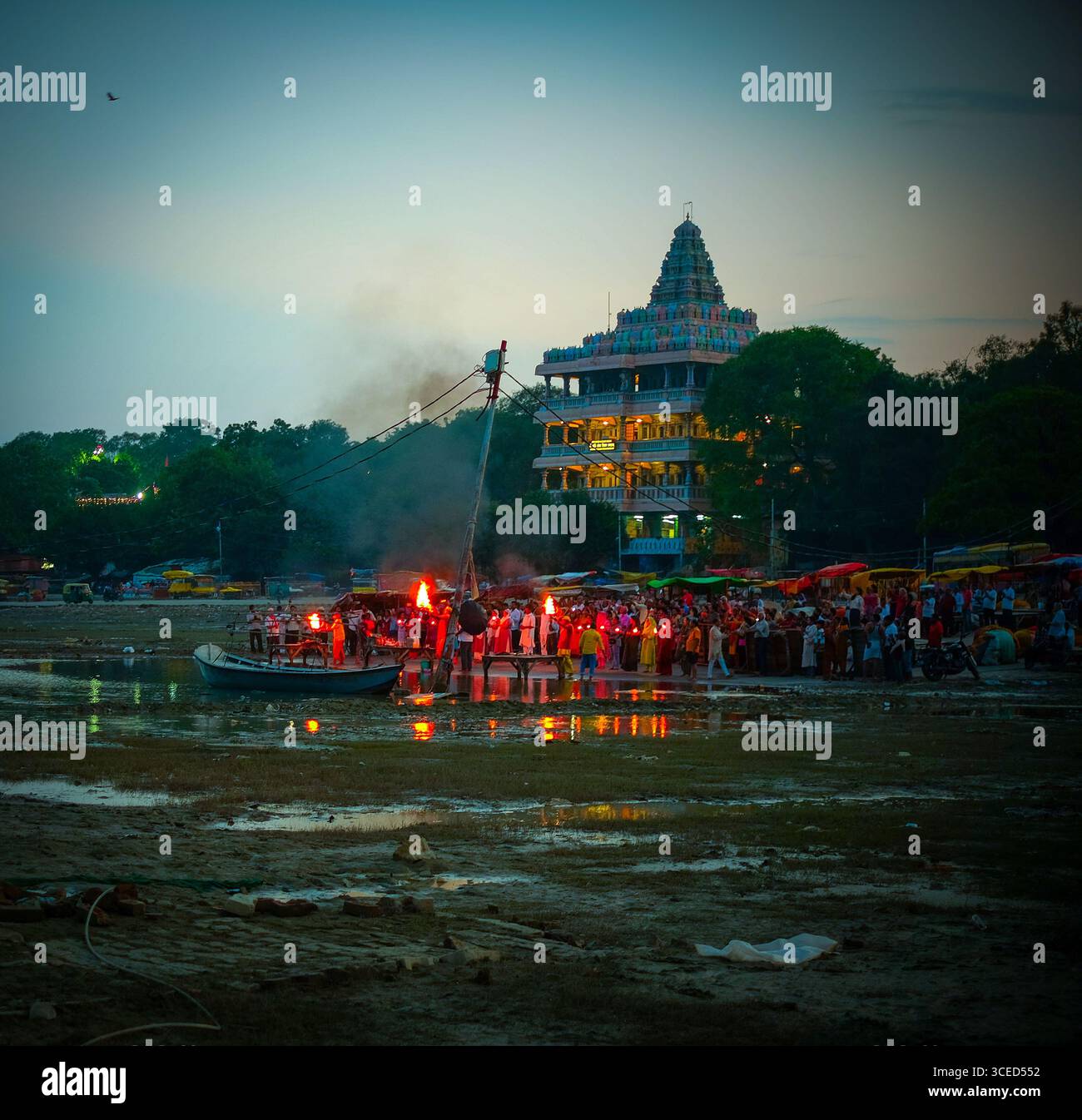 Prayagraj, Uttar Pradesh, India. 1st Jan, 2014. Devotees gather for the ...