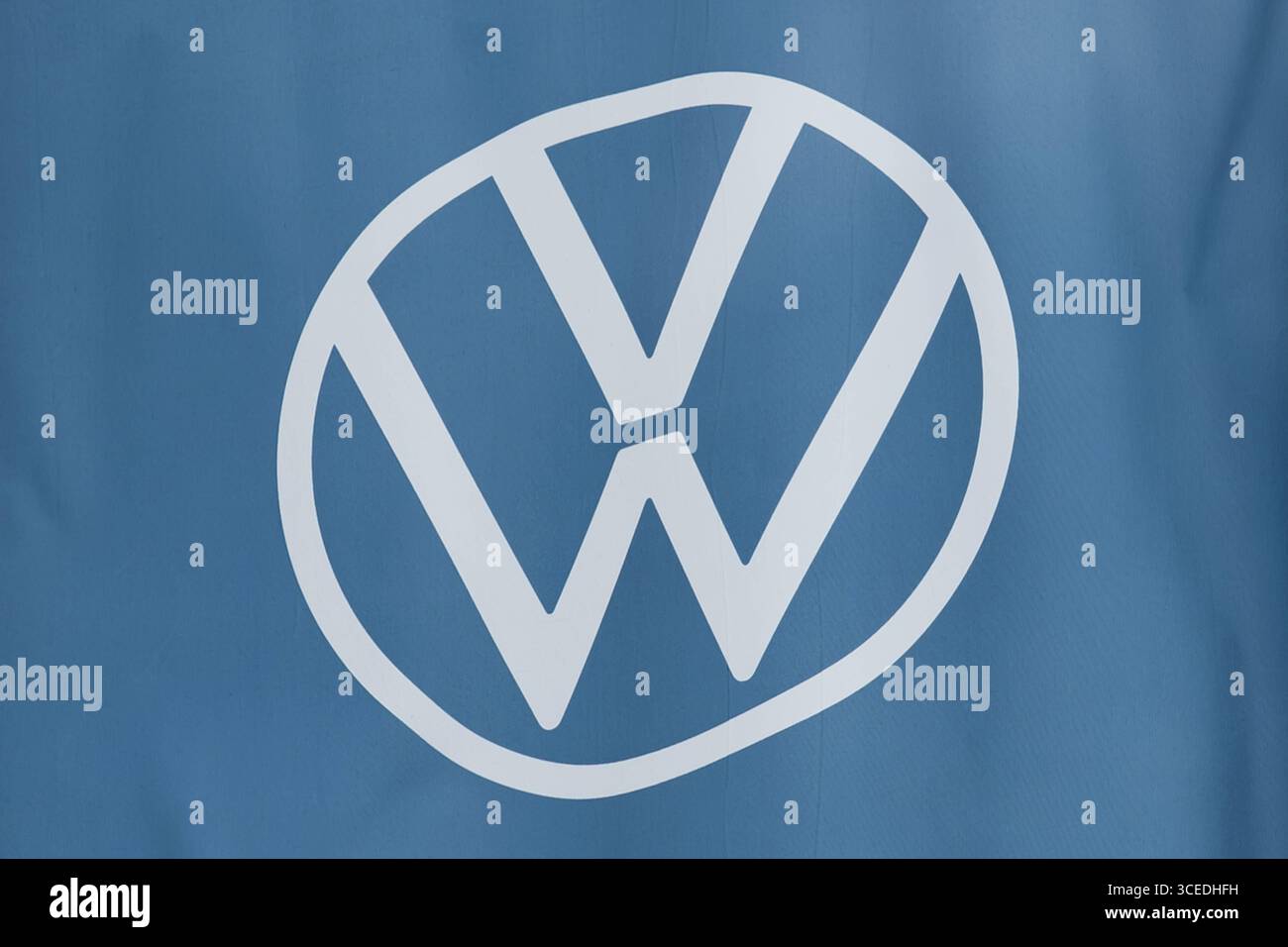 Das Logo des Deutschen Automobilherstellers Volkswagen ist vor einem VW ...