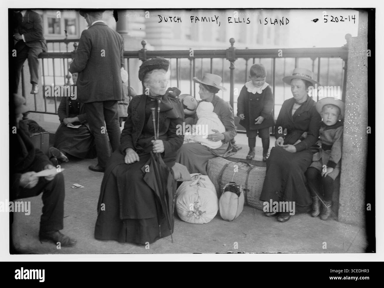Immigrant family ellis island hi-res stock photography and images - Alamy