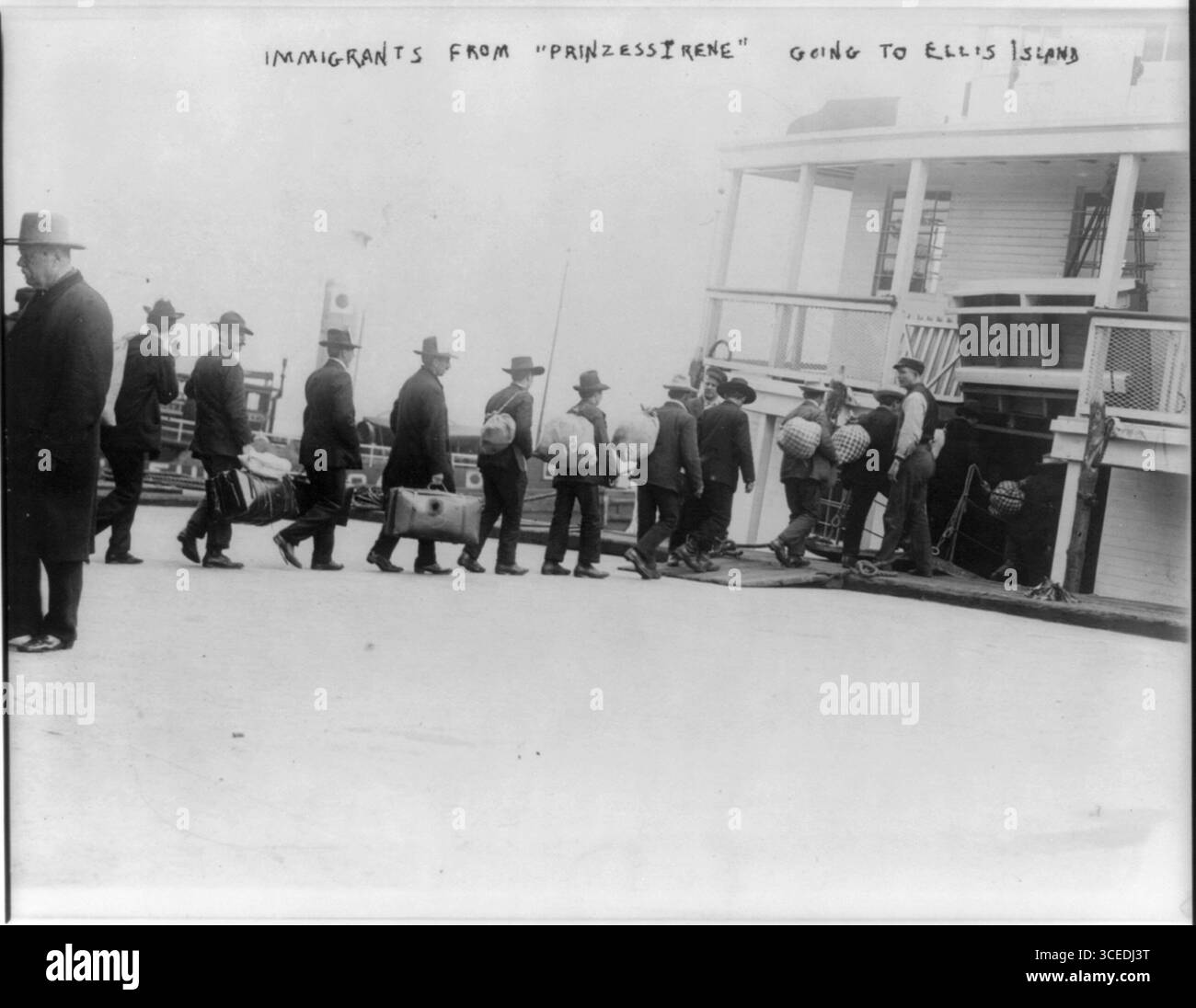 Immigrants 1900s statue of liberty hi-res stock photography and images ...