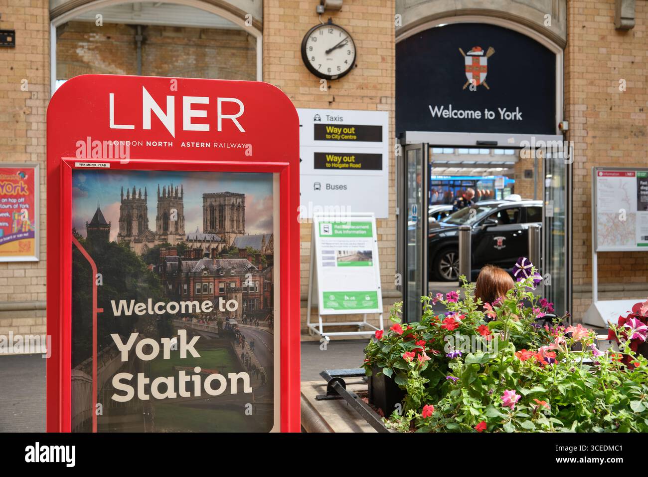 York railway station hi-res stock photography and images - Alamy