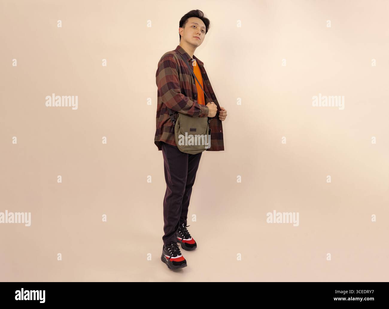 Portrait young individual poses hi-res stock photography and images - Alamy