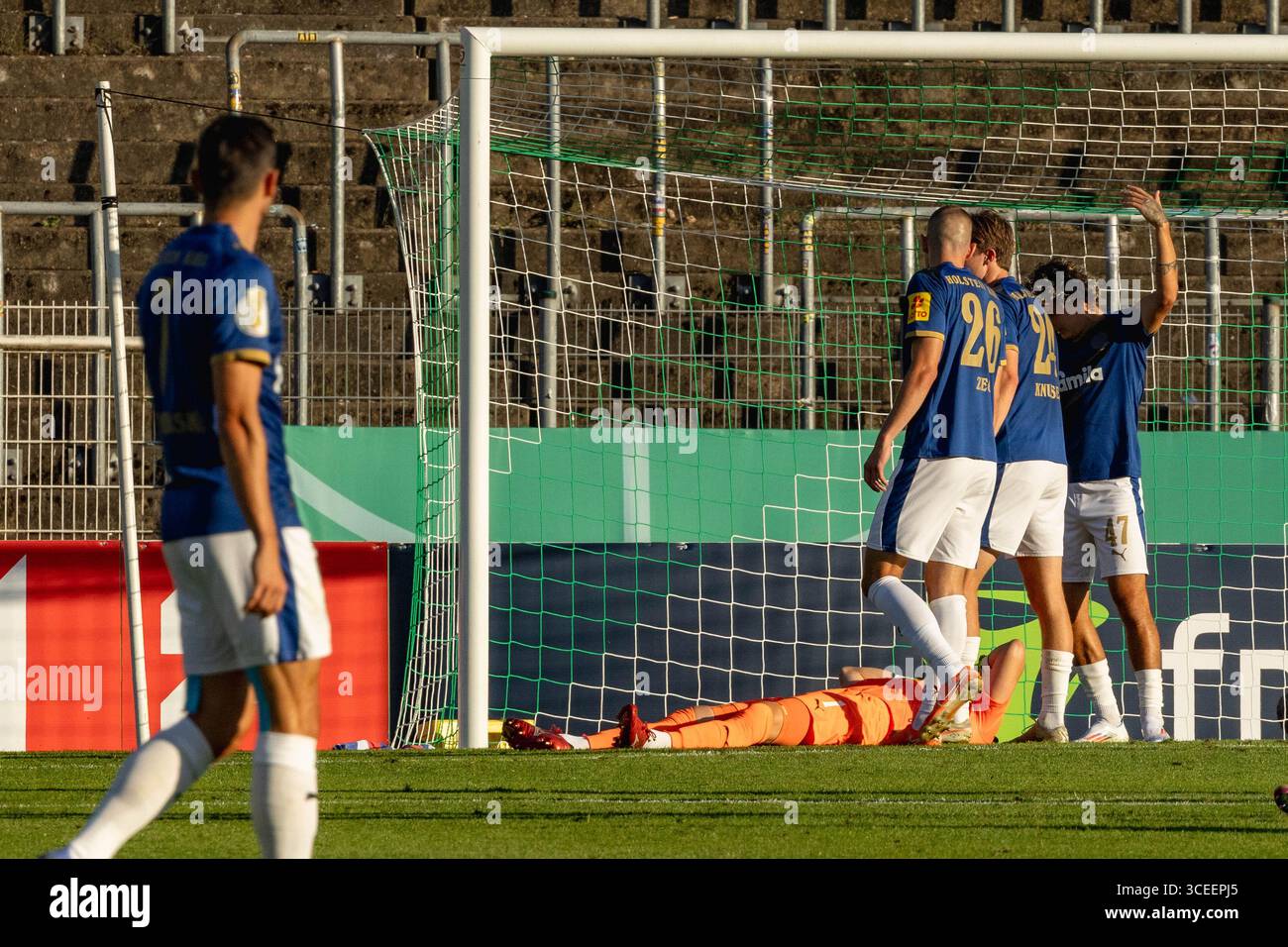 Timon Weiner (Holstein Kiel, #1) scheidet verletzt aus, GER, 1. FC 08 ...