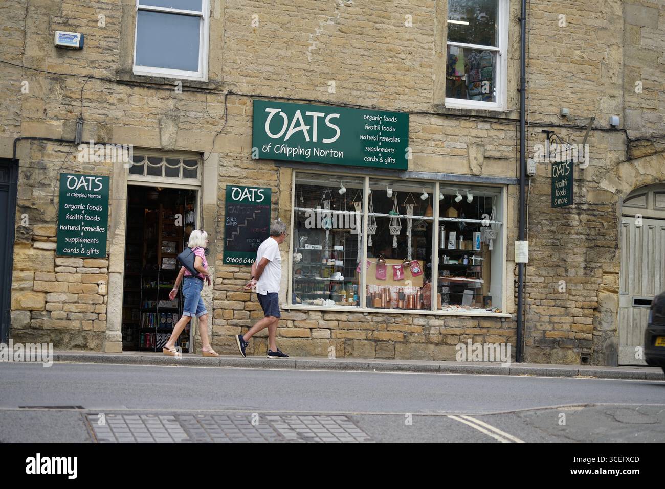Pedestrians walking past historic building hi-res stock photography and ...