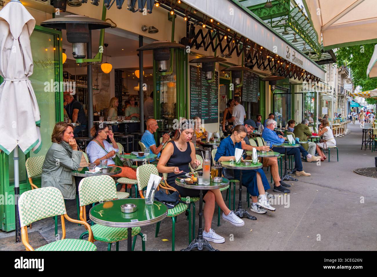Paris cafe outdoor seating hi-res stock photography and images - Alamy