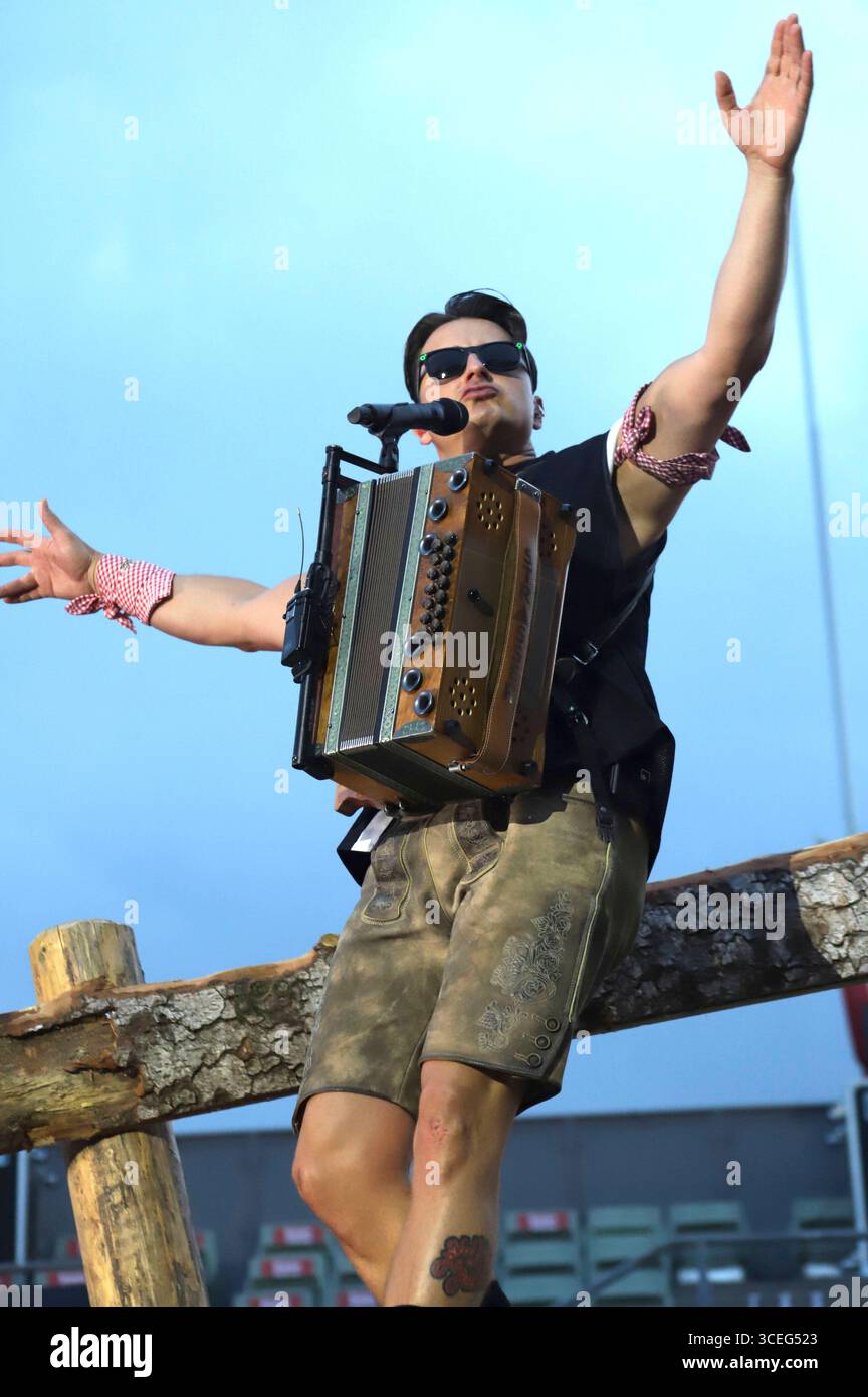 Andreas Gabalier live bei einem Konzert seiner Ein Hulapalu auf uns ...