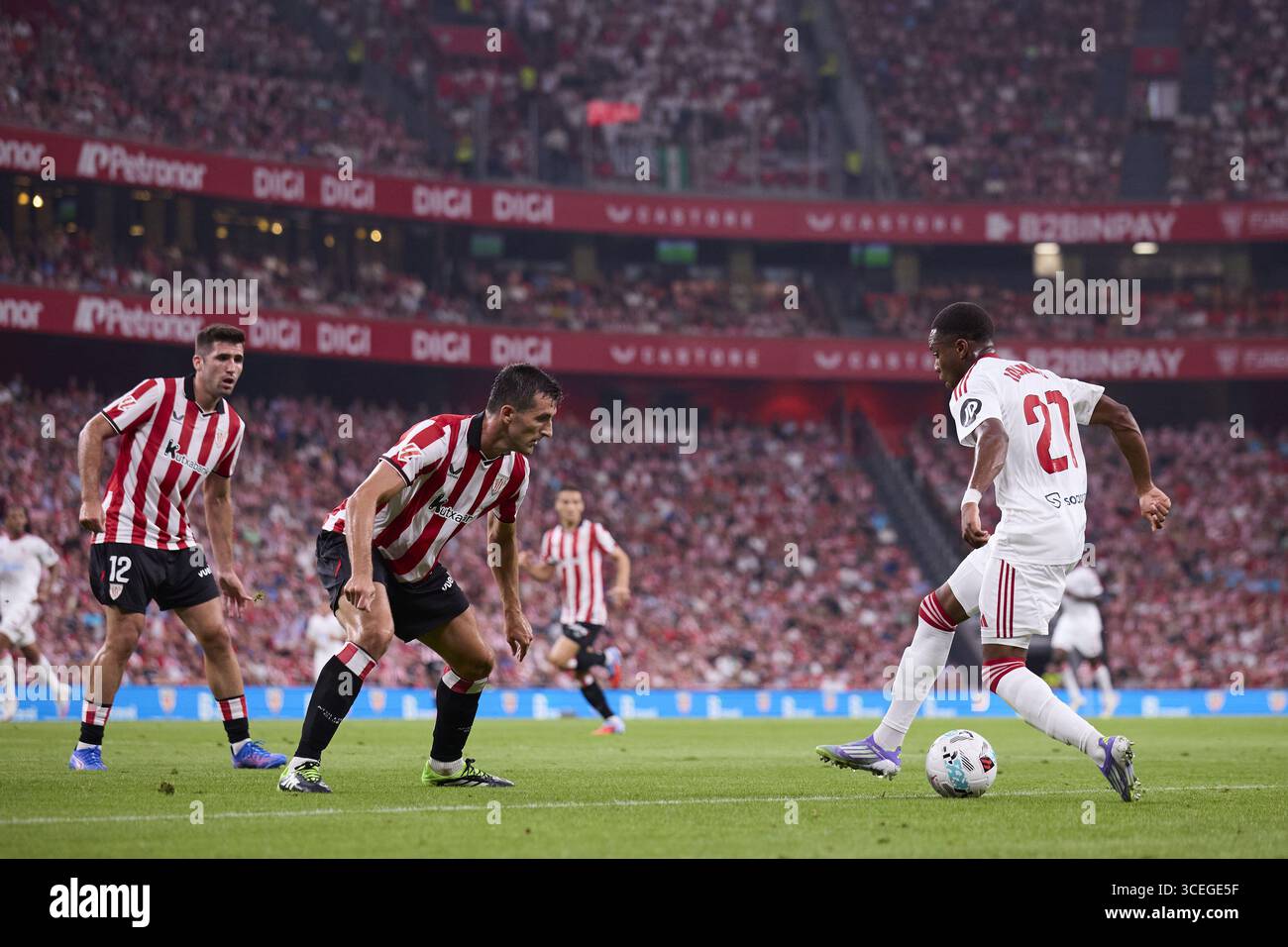 Stanis Idumbo Muzambo of Sevilla FC and Dani Vivian of Athletic Club during the Spanish ...