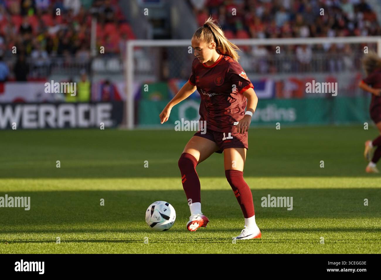 Kaylee Hunter #11 of AFC Toronto pass the ball during the Northern ...