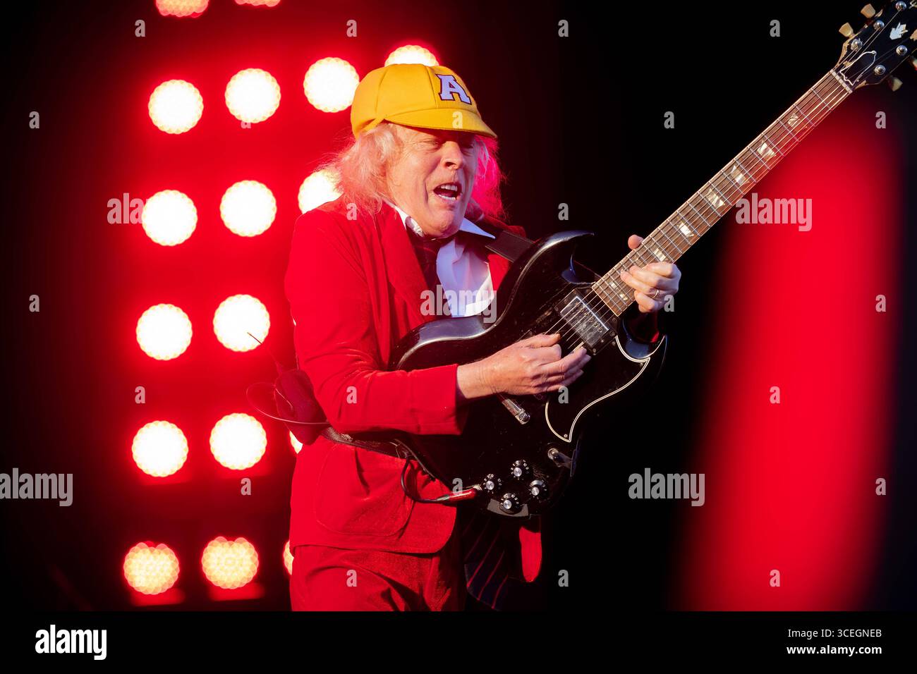 Karlsruhe, AC/DC - PWR UP TOUR 2025, 17.08.2025 Gitarist und Mitgruender der Band ACDC Angus ...