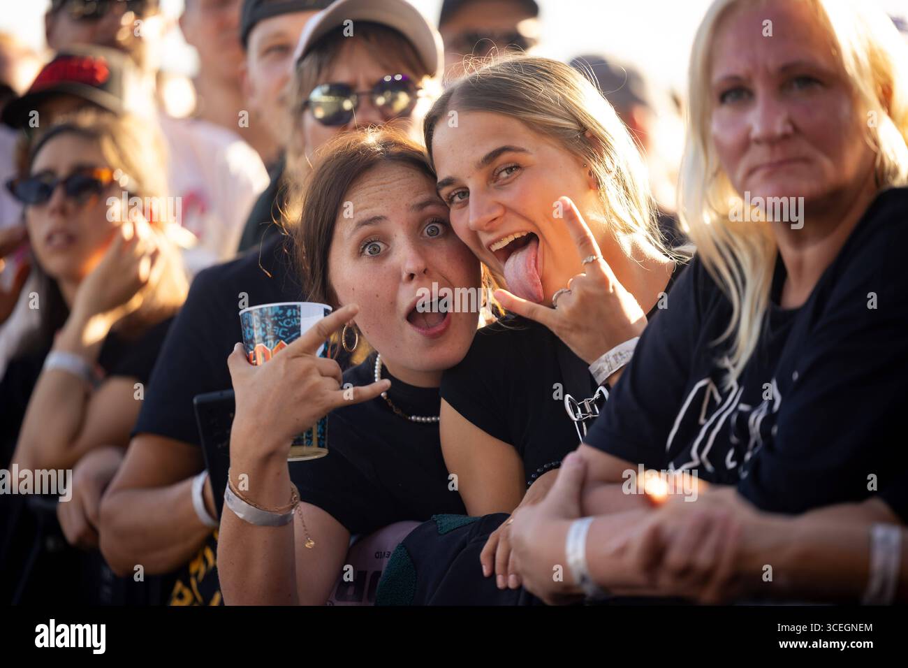 Karlsruhe, AC/DC - PWR UP TOUR 2025, 17.08.2025 Zwei ACDC Fans aus der ersten Reihe feiern beim ...