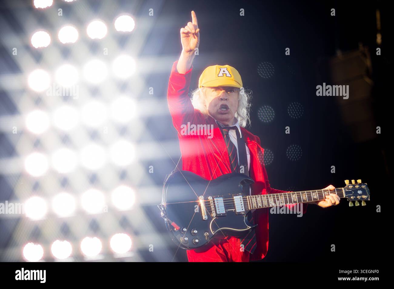 Karlsruhe, AC/DC - PWR UP TOUR 2025, 17.08.2025 Gitarist und Mitgruender der Band ACDC Angus ...