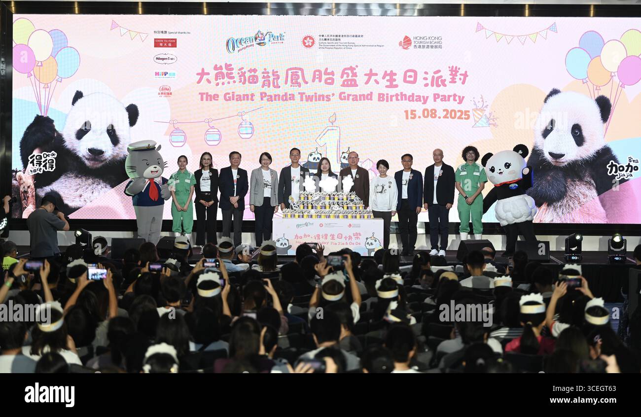 **CHINESE MAINLAND, HONG KONG, MACAU AND TAIWAN OUT** Giant pandas Jia ...